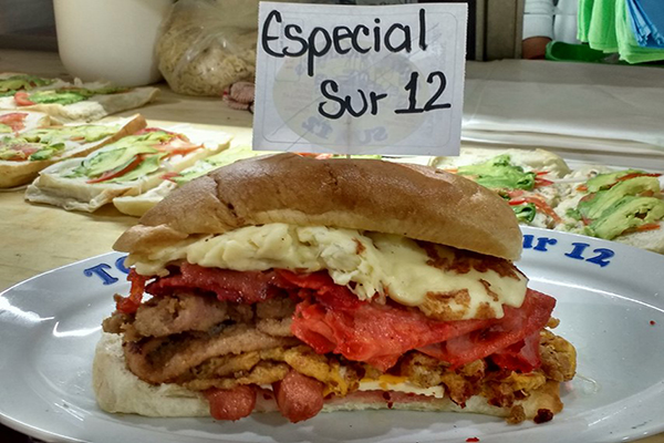 Las tortas gigantes de Sur 12: sólo para los de estómago fuerte - Máspormás