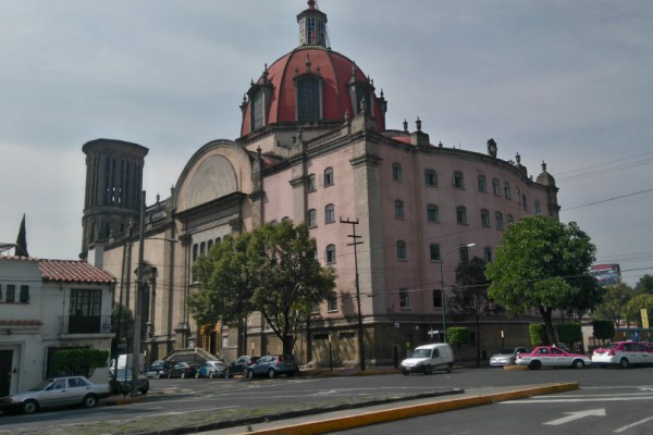 A pie por la... colonia San Miguel Chapultepec en la CDMX